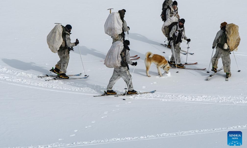 Israeli soldiers take part in military drill in snow-covered mountain ...