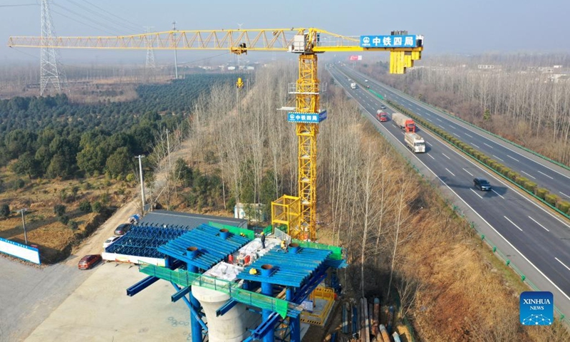 Staff stick to their positions in construction of Hefei-Xinyi Railway ...