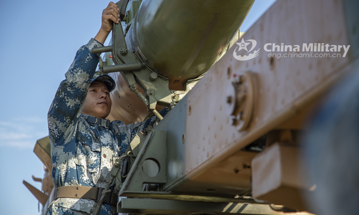 Airmen load missiles onto launching truck - Global Times