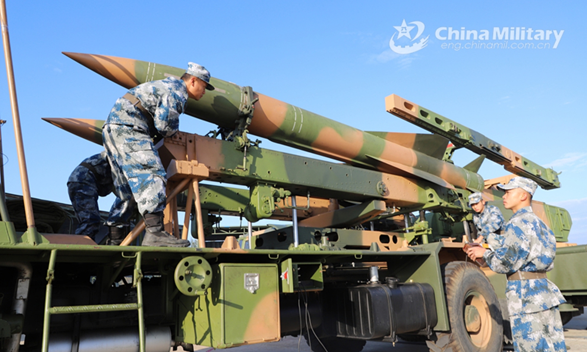Airmen load missiles onto launching truck - Global Times