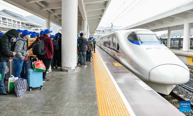 Special train helps migrant workers in Guizhou return to work - Global ...