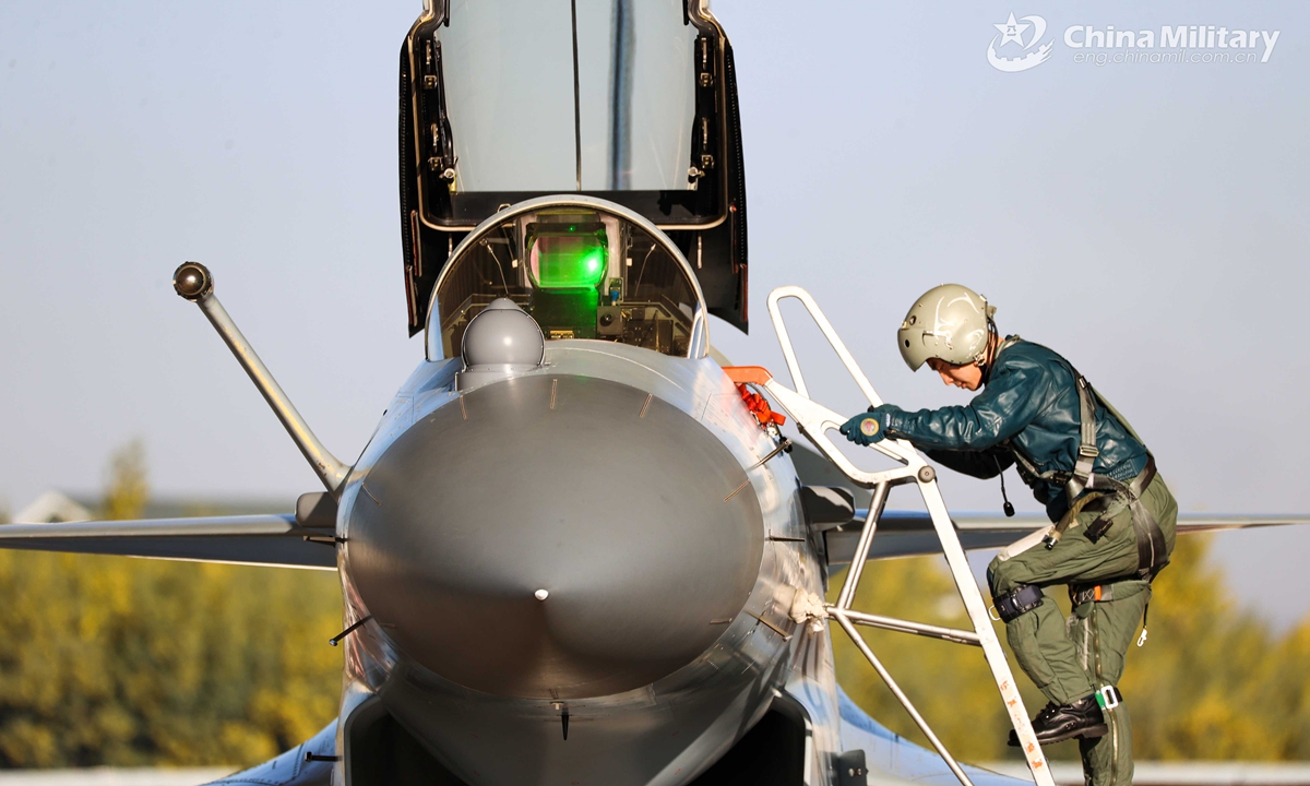 Fighter jets participate in close formation taxi before takeoff ...