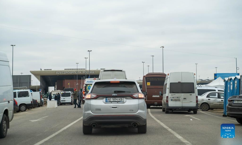 Ukrainian people move towards Ukrainian-Polish border crossing - Global ...
