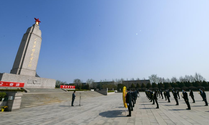 People pay tribute to deceased on Tomb-sweeping Day across China ...