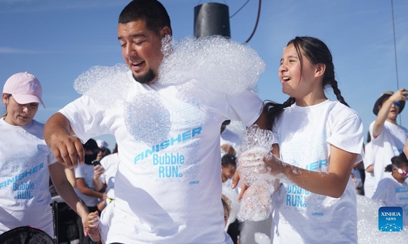 People participate in Bubble Run in US - Global Times
