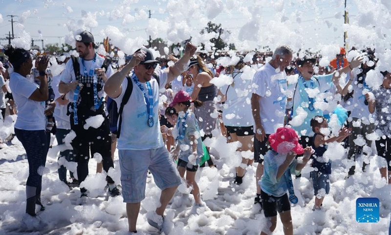 People participate in Bubble Run in US - Global Times