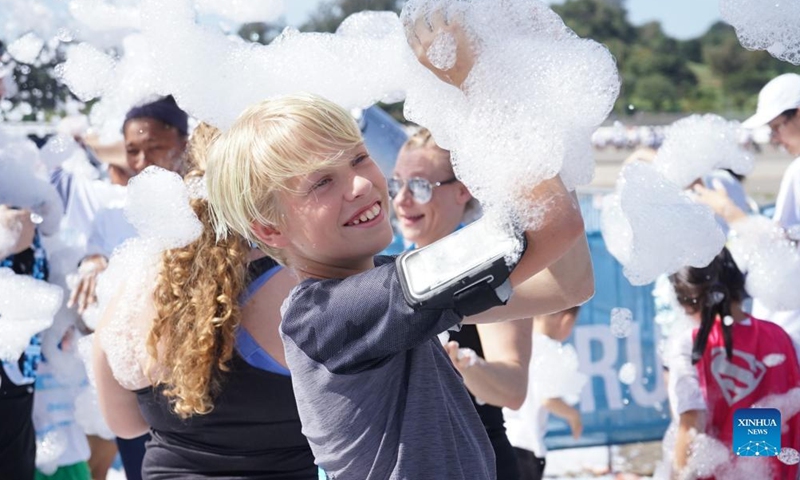 People participate in Bubble Run in US - Global Times