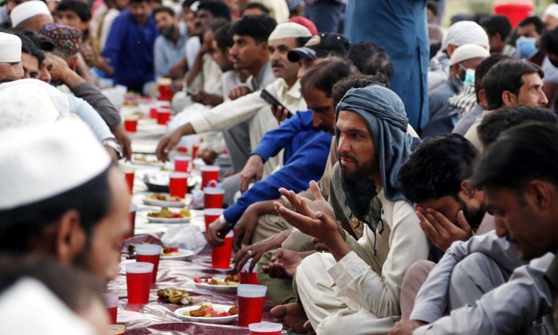 People have Iftar at roadside during Ramadan in Islamabad - Global Times