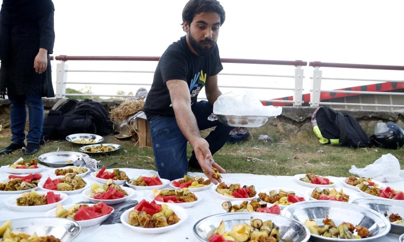 People have Iftar at roadside during Ramadan in Islamabad - Global Times
