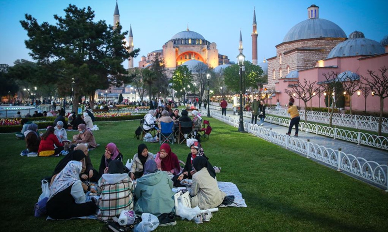 People have iftar during holy month of Ramadan in Istanbul - Global Times