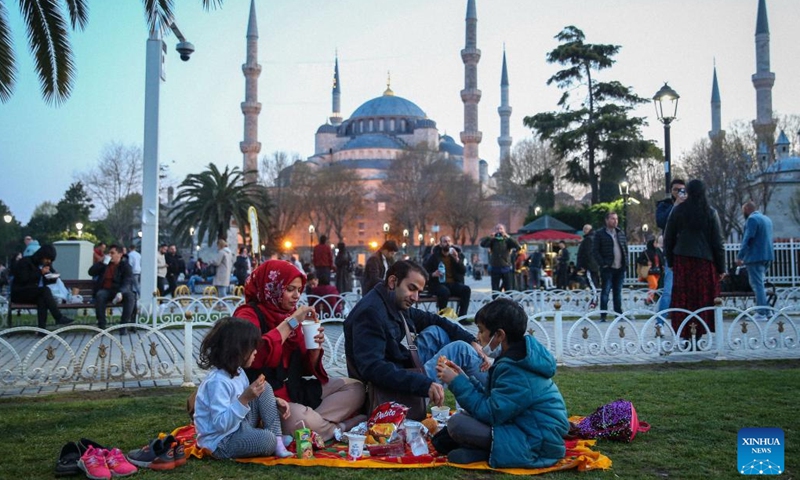 People have iftar during holy month of Ramadan in Istanbul - Global Times
