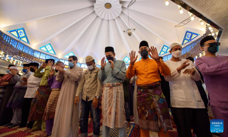 Muslims perform Eid al-Fitr prayers - Global Times