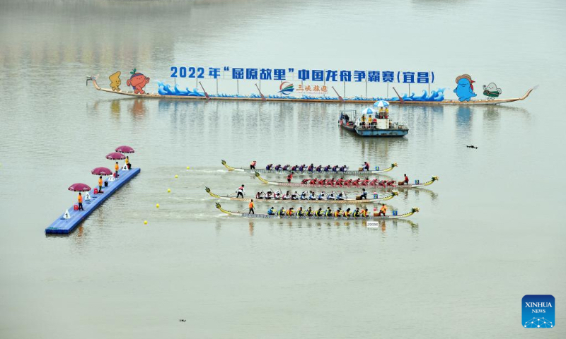 Dragon boat race held with backdrop of Three Gorges Dam in C China ...