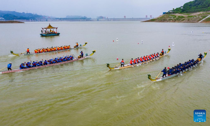 Dragon boat race held with backdrop of Three Gorges Dam in C China ...