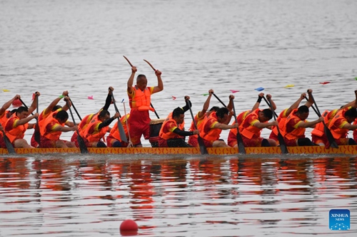 Dragon boat race held in C China's Hunan on eve of Dragon Boat Festival ...