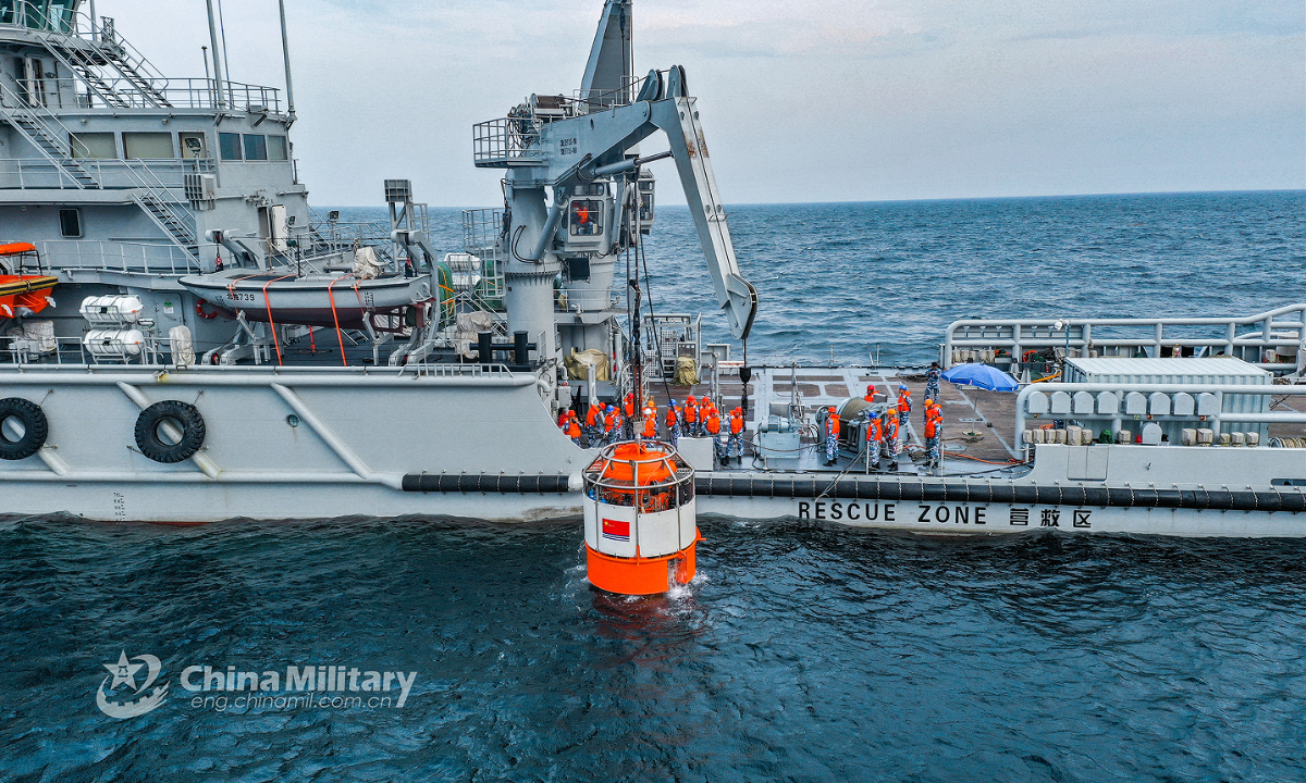 Sea tugboat deploys rescue chamber during rescue training - Global Times