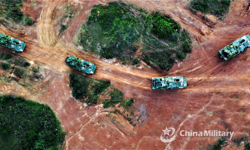 Armored vehicle blasts main gun at night - Global Times