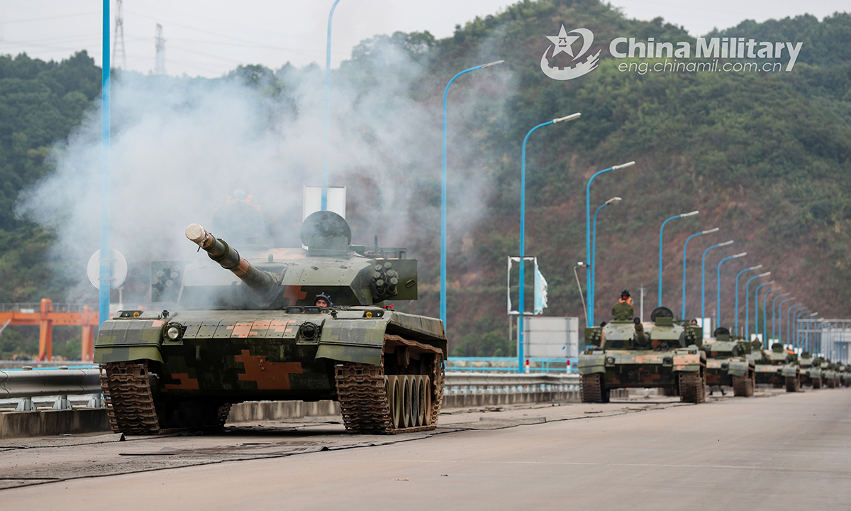 Armored troops engaged in training exercise - Global Times