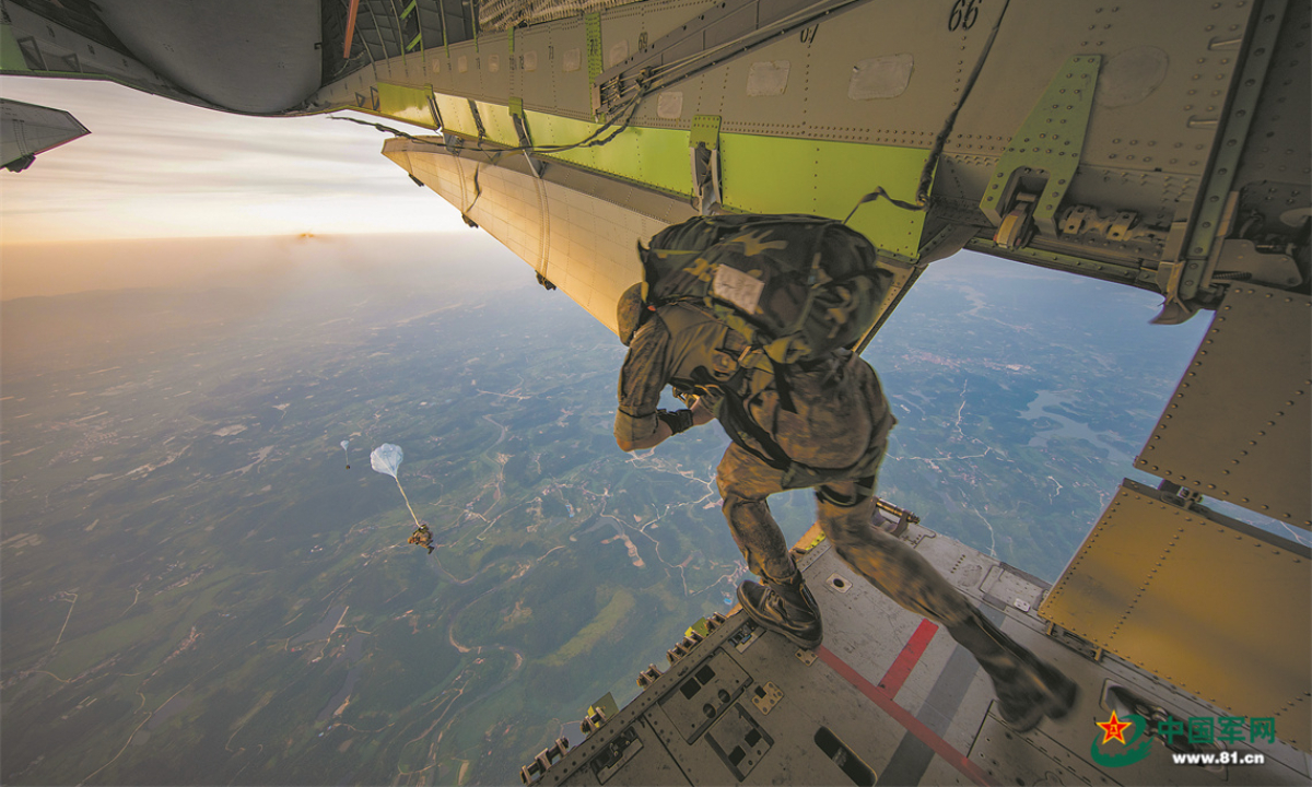 Airborne troops in parachuting training exercise - Global Times