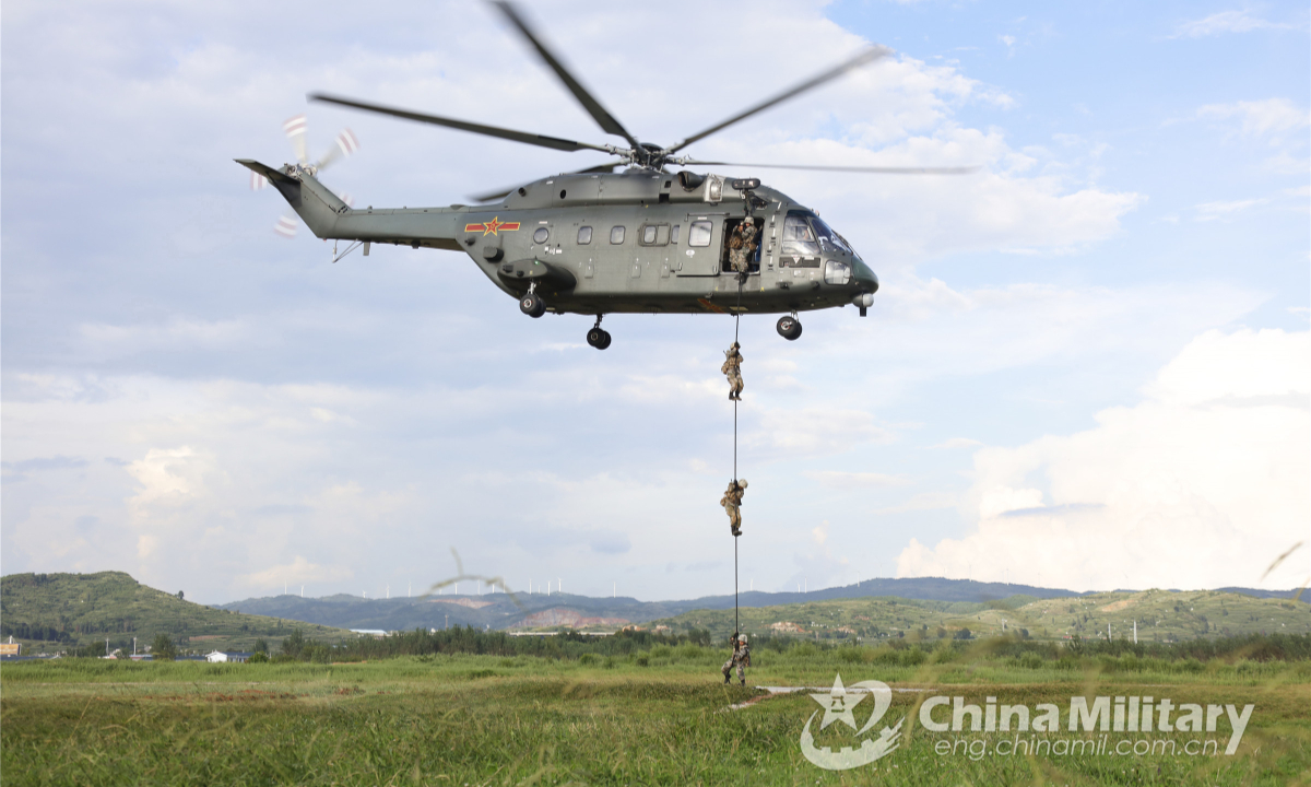 Army soldiers participate in fast-rope training - Global Times