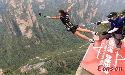 Daredevils challenge rope swing in Hunan - Global Times
