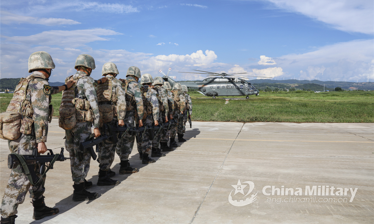 Army soldiers participate in fast-rope training - Global Times