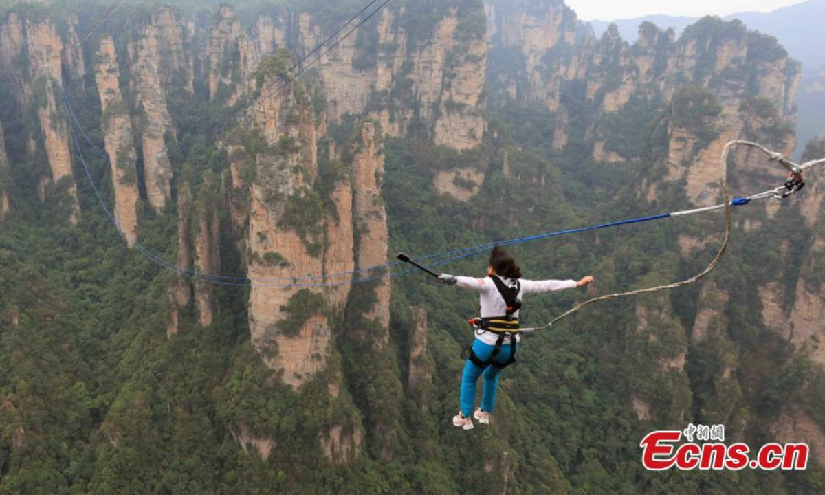 Daredevils challenge rope swing in Hunan - Global Times