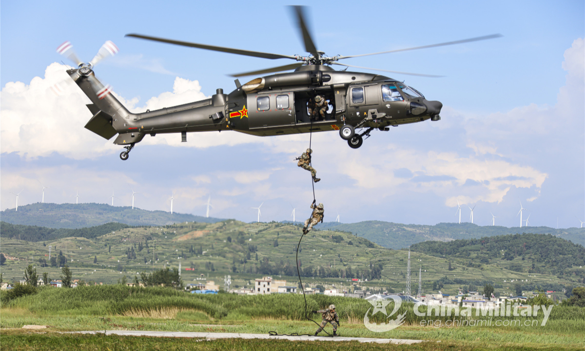 Army soldiers participate in fast-rope training - Global Times