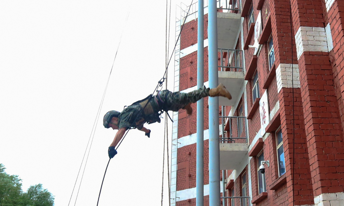 PAP special operations troops hone cross-obstacle skills - Global Times