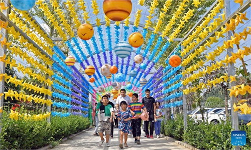 People have fun during Mid-Autumn Festival holiday - Global Times