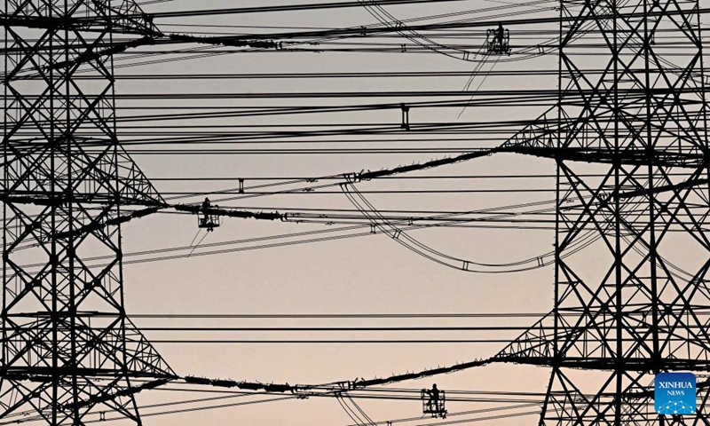 Workers maintain power lines in Kuwait - Global Times