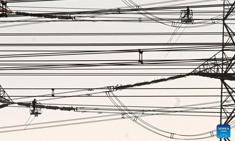 Workers maintain power lines in Kuwait - Global Times