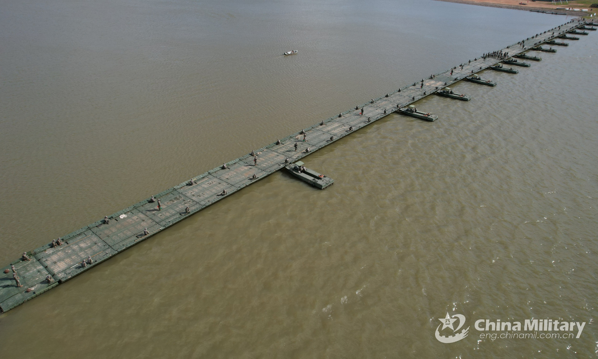 Pontoon troops build floating bridge in support exercise - Global Times