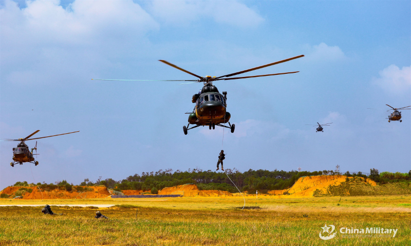 Soldiers fast-rope from transport helicopters - Global Times