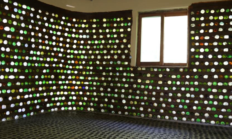 Building With Glass Bottles Six DIY Glass Houses Built From Bottles