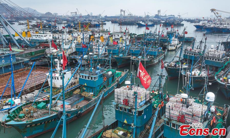 Fishing boats in east China return to harbor to avoid cold wave ...