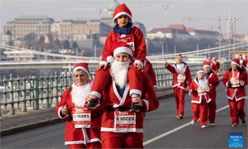 Santa Run held in downtown Budapest - Global Times