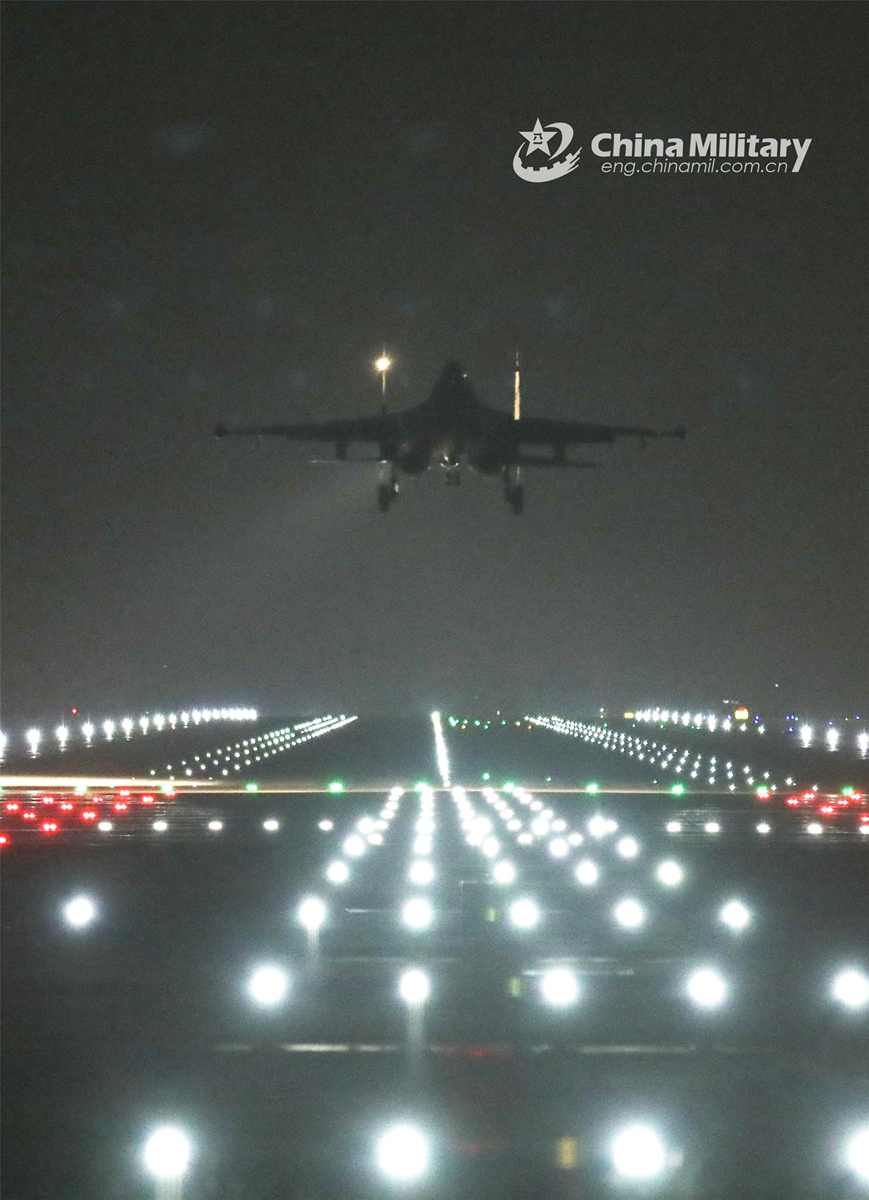 Fighter jet practices after mid-night - Global Times