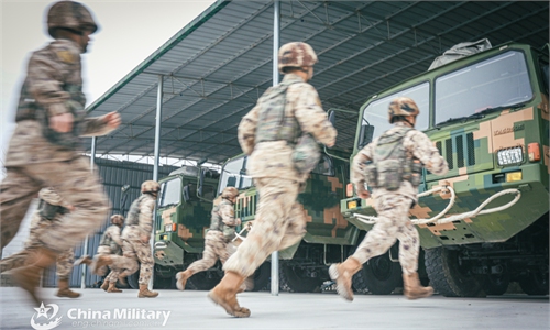 Soldiers stand ready for combat-readiness maneuver - Global Times
