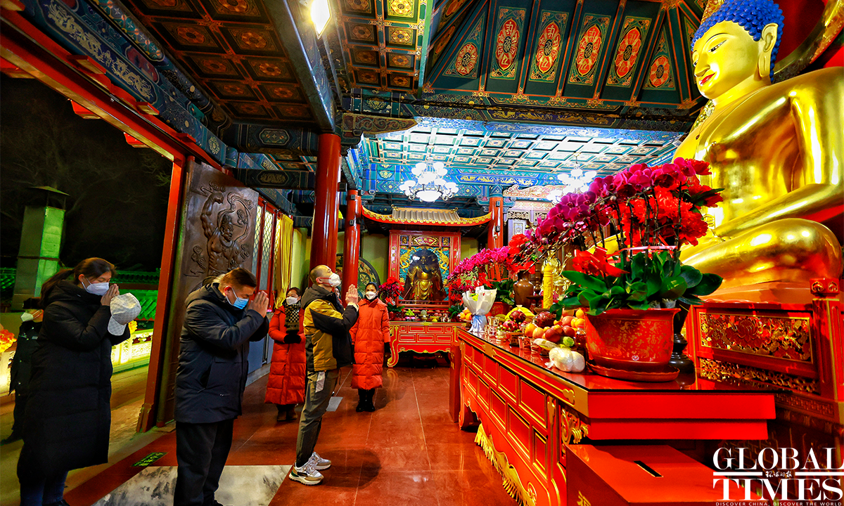 Worshipers ring in the Year of Rabbit at Beijing’s Badachu Park ...