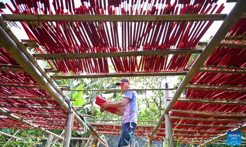 Workers work at incense stick factory in Indonesia - Global Times