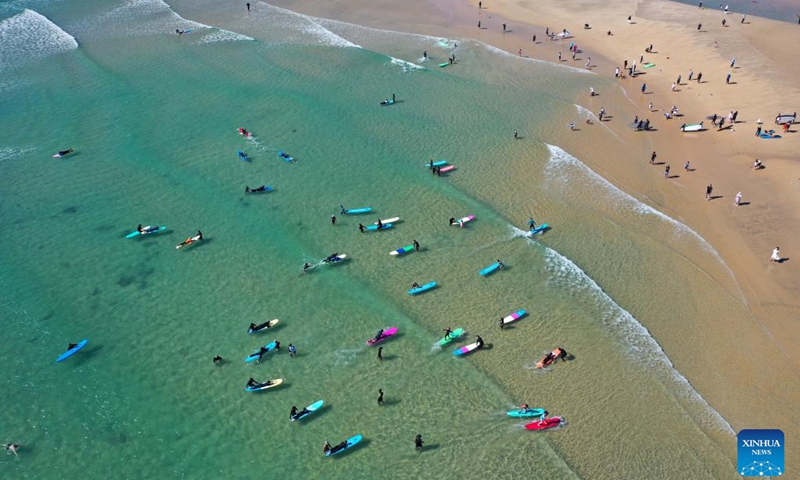Tourists go surfing in Wanning, S China - Global Times