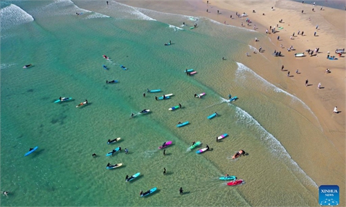 Tourists go surfing in Wanning, S China - Global Times