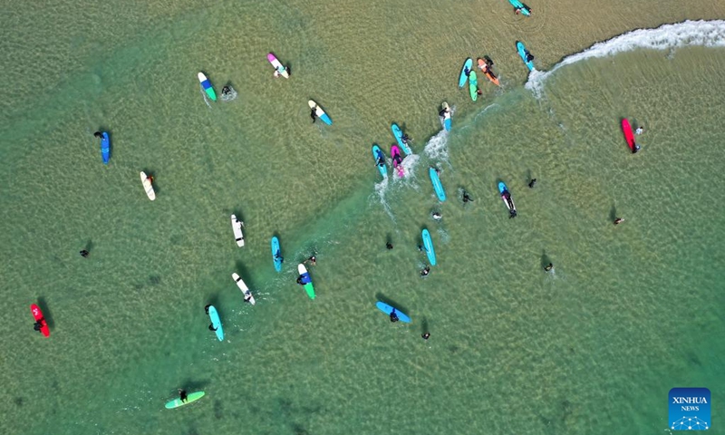 Tourists go surfing in Wanning, S China - Global Times