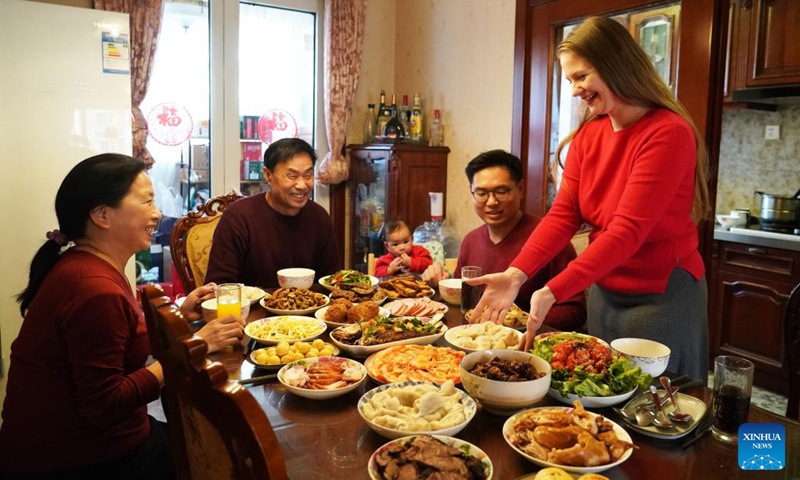 People enjoy feast on Spring Festival's eve across China - Global Times