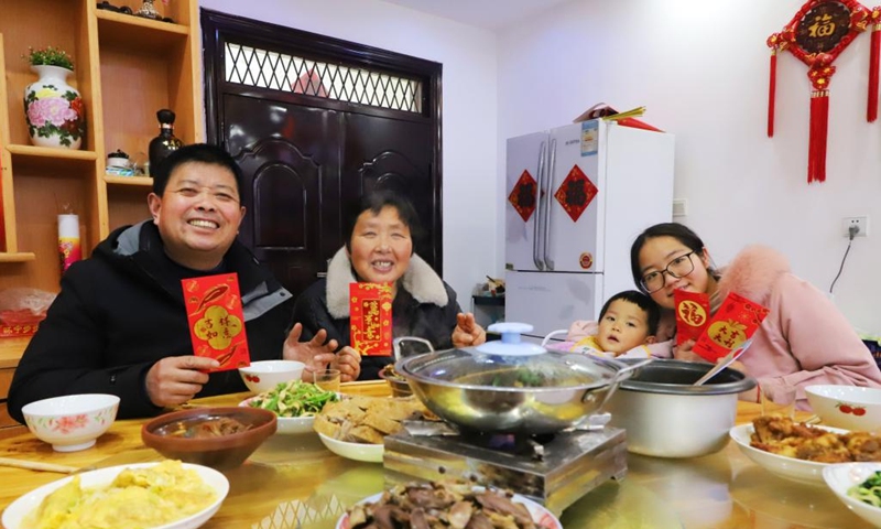 People enjoy feast on Spring Festival's eve across China - Global Times