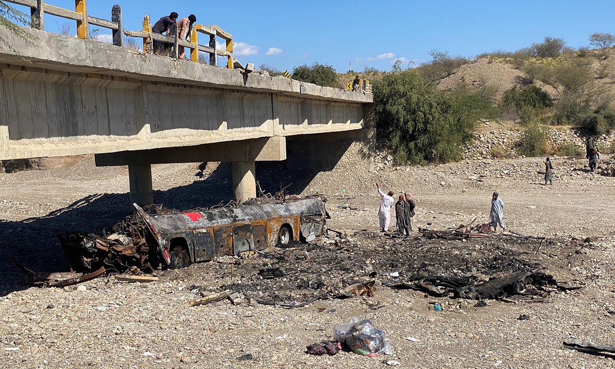 At least 40 killed, 4 injured as bus falls into ravine in SW Pakistan ...