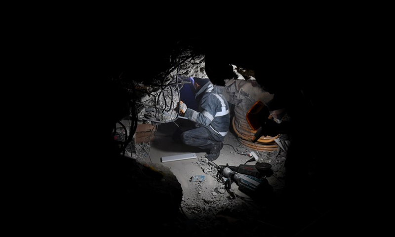 Volunteers flocking to Türkiye's quake-devastated region to search for ...