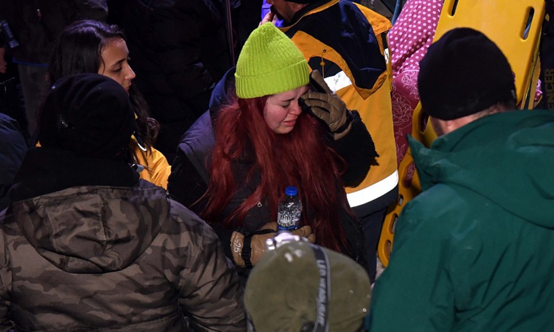 Volunteers flocking to Türkiye's quake-devastated region to search for ...
