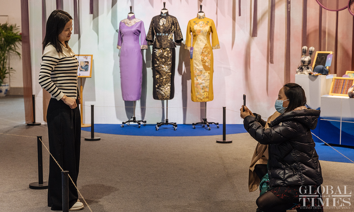 Exhibition features female costumes of Chinese ethnic groups - Global Times